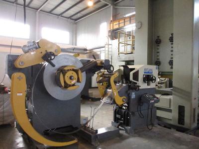 China Van de de Gelijkrichtersvoeder van Decoiler van de metaal Materiële Verwerking het Hydraulische Zware Materiële Rek Te koop