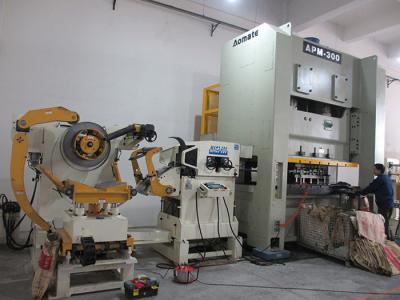 Cina Struttura materiale pesante Unpowered Decoiling e raddrizzare automazione a macchina della perforazione in vendita
