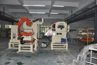 Cina CE che timbra elaborazione della bobina dell'acciaio inossidabile dell'attrezzatura dell'alimentatore del raddrizzatore di Decoiler in vendita
