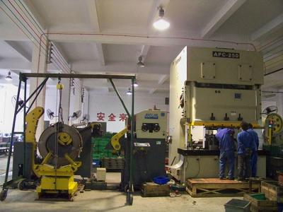 Cina Linea attrezzatura di movimentazione dell'alimentazione dell'alimentatore di NC della bobina dell'acciaio da utensili con la macchina di taglio in vendita