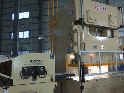 Cina Livellamento del materiale di piatto spesso a macchina di Decoiler della lamiera sottile che timbra alimentatore automatico in vendita