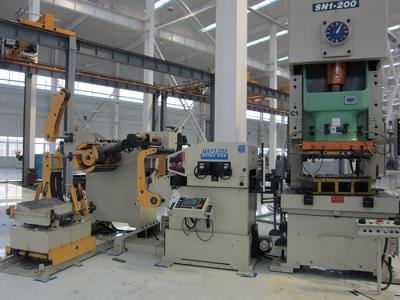 Cina Profilo che timbra l'alimentatore d'acciaio Drived a quattro ruote dell'ingranaggio di Uncoiler della bobina in vendita