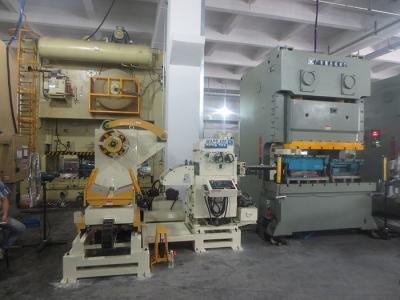Cina Bobina d'acciaio Uncoiler manuale, tre in uno della perforazione che timbra alimentatore automatico in vendita