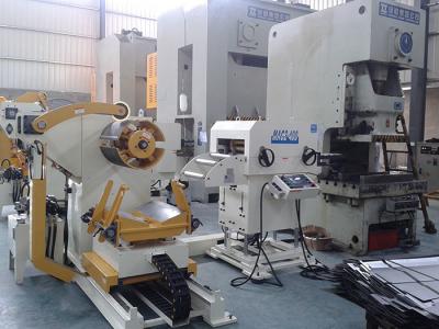 Cina Ricambi auto che timbrano spessore materiale 0.6-6.0mm dell'alimentatore ad alta velocità in vendita