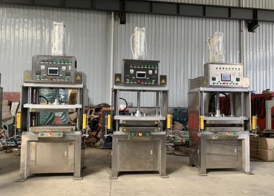 Cina Un uovo Tray Molding Machine di 1000 pezzi 5 volte/uovo minuscolo Tray Manufacturing Machine 3000kg in vendita
