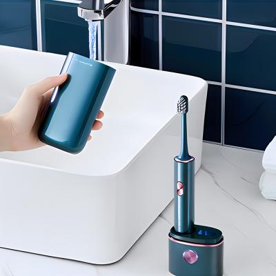 China Limpeza oral esterilizada por UV de qualidade Escova de dentes elétrica Q13 recarregável com caneca de viagem à venda