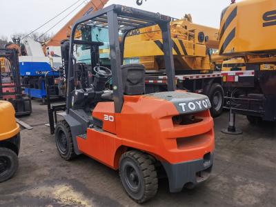Cina 3000 kg Peso Toyota FD30 Usato carrello elevatore con cambio laterale della pinza che si muove a sinistra e a destra in vendita