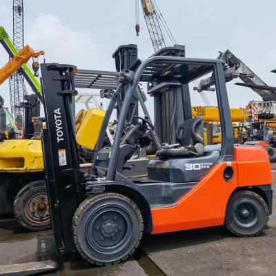 Cina Potente motore a benzina utilizzato Toyota forklift da 3 tonnellate con cambio laterale presso Shanghai Yard in vendita