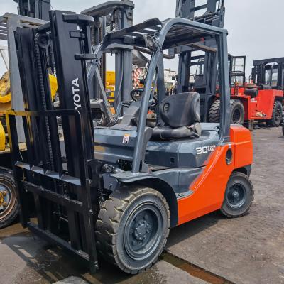 Cina 3000 kg Motore a benzina Toyota 8F30 Camione elevatore idraulico diesel per carichi pesanti in vendita