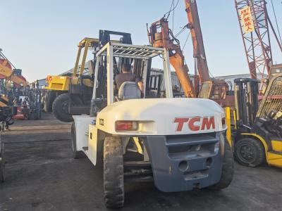 Cina 10 tonnellate di carrelli elevatori TCM FD100 con motore diesel a Shanghai Giappone negozi di abbigliamento e abbigliamento in vendita