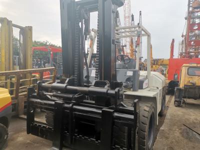 Cina 10 tonnellate di carrelli elevatori TCM FD100 con motore diesel a Shanghai Giappone negozi di abbigliamento e abbigliamento in vendita