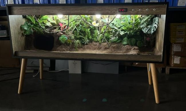 Customizable options display for pet habitat