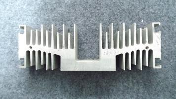 Cina Il metallo che gira il dissipatore di calore di alluminio lavorante di CNC profila l'alta precisione in vendita
