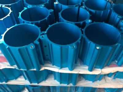 Cina precisione 6063T che taglia le recinzioni di alluminio di lunghezza di 100mm con colore anodizzato blu in vendita