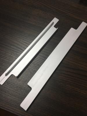 Cina L'elaborazione lavorante/sabbia di CNC ha fatto saltare il profilo di alluminio anodizzato naturale per la maniglia del cassetto in vendita