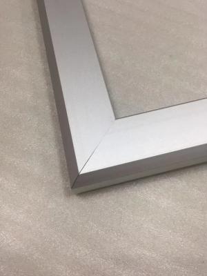 China Ein 45 Grad-Schnitt Aluminumframes-Präzision sah Ausschnitt-den Aluminiumdeckenleuchte-Rahmen mit natürlichem anodisiert zu verkaufen