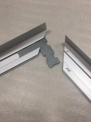 China Ein 45 Grad-Schnitt Aluminumframes-Präzision sah Ausschnitt-den Aluminiumdeckenleuchte-Rahmen mit natürlichem anodisiert zu verkaufen