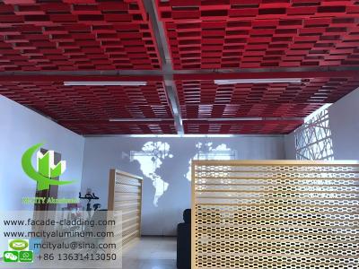 Cina 60 x 60 mattonelle di alluminio del soffitto, pannello per soffitti di alluminio perforato per la decorazione in vendita