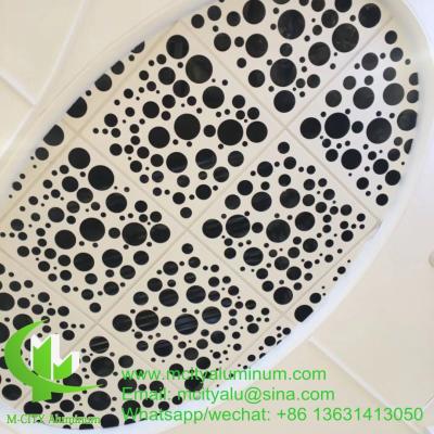 Cina Il laser vuoto ha tagliato il colore rosso perforato soffitto di alluminio del metallo della parete/nero in vendita