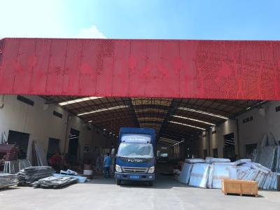 Cina Il rivestimento di alluminio commerciale all'aperto del soffitto con arte modella la perforazione in vendita
