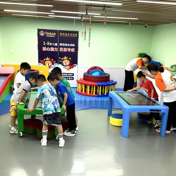 Quality Indoor Kids Interactive Game Touchscreen Table 40 Points 32 Inch 4K for sale