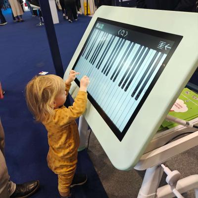 China Gaming Android 10 Points Smart Touchscreen Table 32inch with Polikids Wooden Desktop for sale