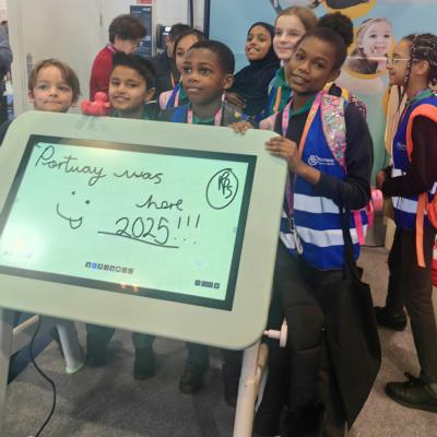 China Gaming Android 10 Points Smart Touchscreen Table 32inch with Polikids Wooden Desktop for sale