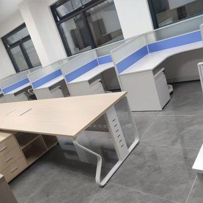 Cina Set tavolo e sedie da ufficio modulari per postazione di lavoro con divisorio per scrivania per personale dell'ufficio in vendita