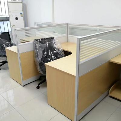 China Modularer Büroraum 3 Personen L-Form Arbeitsplatz Trennschreibtisch zu verkaufen
