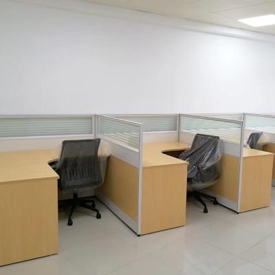 China Modularer Büroraum 3 Personen L-Form Arbeitsplatz Trennschreibtisch zu verkaufen