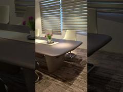 2.4M Tavolo di riunione in legno Tavolo di riunione a triangolo arrotondato Tavolo di riunione lungo