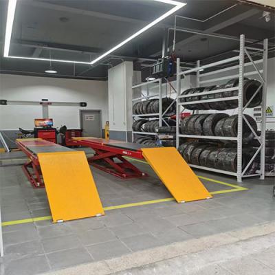 China 4000 kg de elevación de tijeras de alineación de ruedas superfinas con plataforma de 4500 mm de longitud en venta