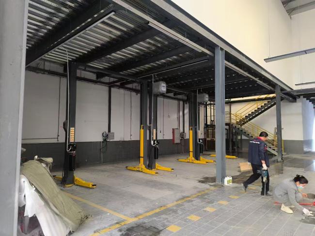 T245MZ car lifting equipment in operation