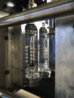 Cina 2022 LG2B-6L Macchina per la fabbricazione di bottiglie di succo di plastica con misura del riscaldatore 2180x600x1380 mm in vendita