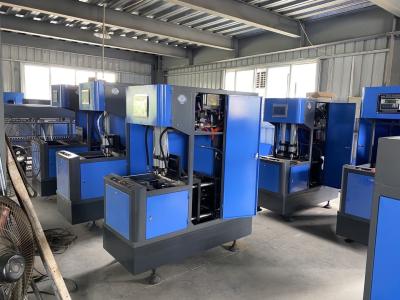 Cina 2022 LG2B-6L Macchina per la fabbricazione di bottiglie di succo di plastica con misura del riscaldatore 2180x600x1380 mm in vendita