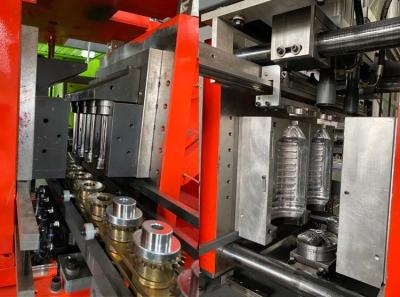 Cina 4 Macchina per la fabbricazione di bottiglie a cavità Macchina di soffiatura automatica in PET per la fabbricazione di bottiglie in vendita