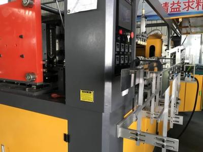 China Máquina de sopro de garrafas de plástico SMC LGD-4-750 para uma capacidade de produção de 5000 BPH à venda