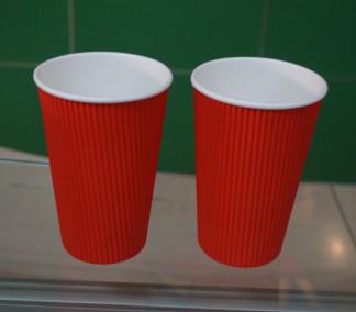 中国 赤い PE の塗被紙のさざ波の紙コップはふた 500ml が付いているコーヒー カップを絶縁しました 販売のため