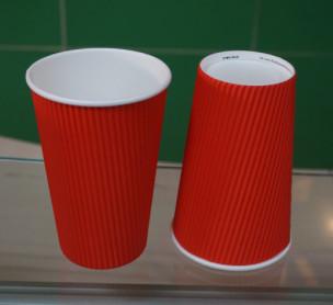 中国 赤い PE の塗被紙のさざ波の紙コップはふた 500ml が付いているコーヒー カップを絶縁しました 販売のため