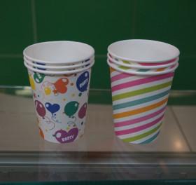 Cina L'abitudine ha stampato le tazze di carta eliminabili nere bianche per le bevande calde/caffè in vendita