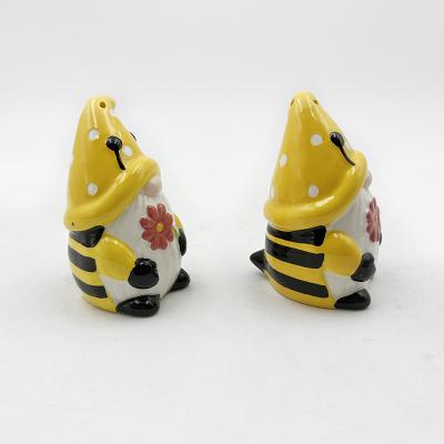 Cina Bee Gnome And Beehive Ceramic Salt Pepper Shakers Crafts For Home Decoration in vendita