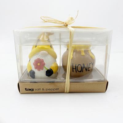 Cina Bee Gnome And Beehive Ceramic Salt Pepper Shakers Crafts For Home Decoration in vendita