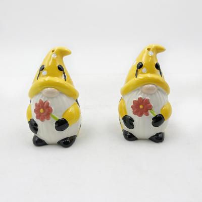 Cina Bee Gnome And Beehive Ceramic Salt Pepper Shakers Crafts For Home Decoration in vendita