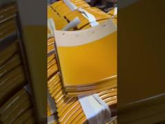 中国 の 寺院 の 屋根 の 設計 に 用い られ た 古代 の 黄色 の ガラスの タイル