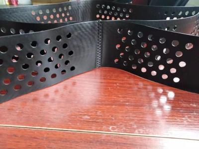 Cina 1.1mm-1.8mm ha strutturato lo strato di plastica dell'HDPE dell'allevamento in batteria perforato di Geocell in vendita