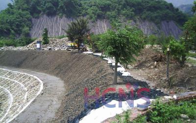 Cina Stretched Perforated HDPE Slope Protection Geocell Mesh For Retaining Wall And Soil Stabilization in vendita