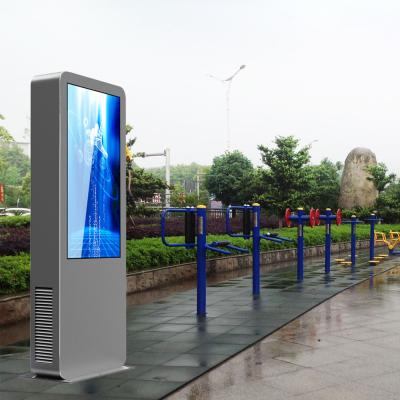 Cina 2000-3500 Nits Luminosità Display pubblicitario LCD esterno 43 pollici Segnaletica digitale impermeabile da giardino in vendita