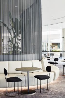 Cina Bobina decorativa in metallo dorato, rete metallica in lega di alluminio, tenda a soffitto, tendina a catena, striscia di collegamento, tendaggio per la decorazione d'interni in vendita