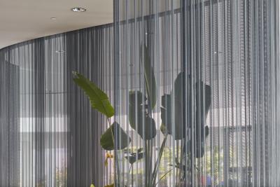 China Ouro Decorativo Metal bobina de alumínio liga de fio de tela de malha Tecto Cortina de cadeia Link Strip Drapery Para decoração de interiores à venda