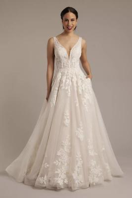 China Graceful Plunging Neckline Lace Appliques Chapel Train Zipper Ivory Tulle Tank Bride Ball Gown Wedding Dress for sale